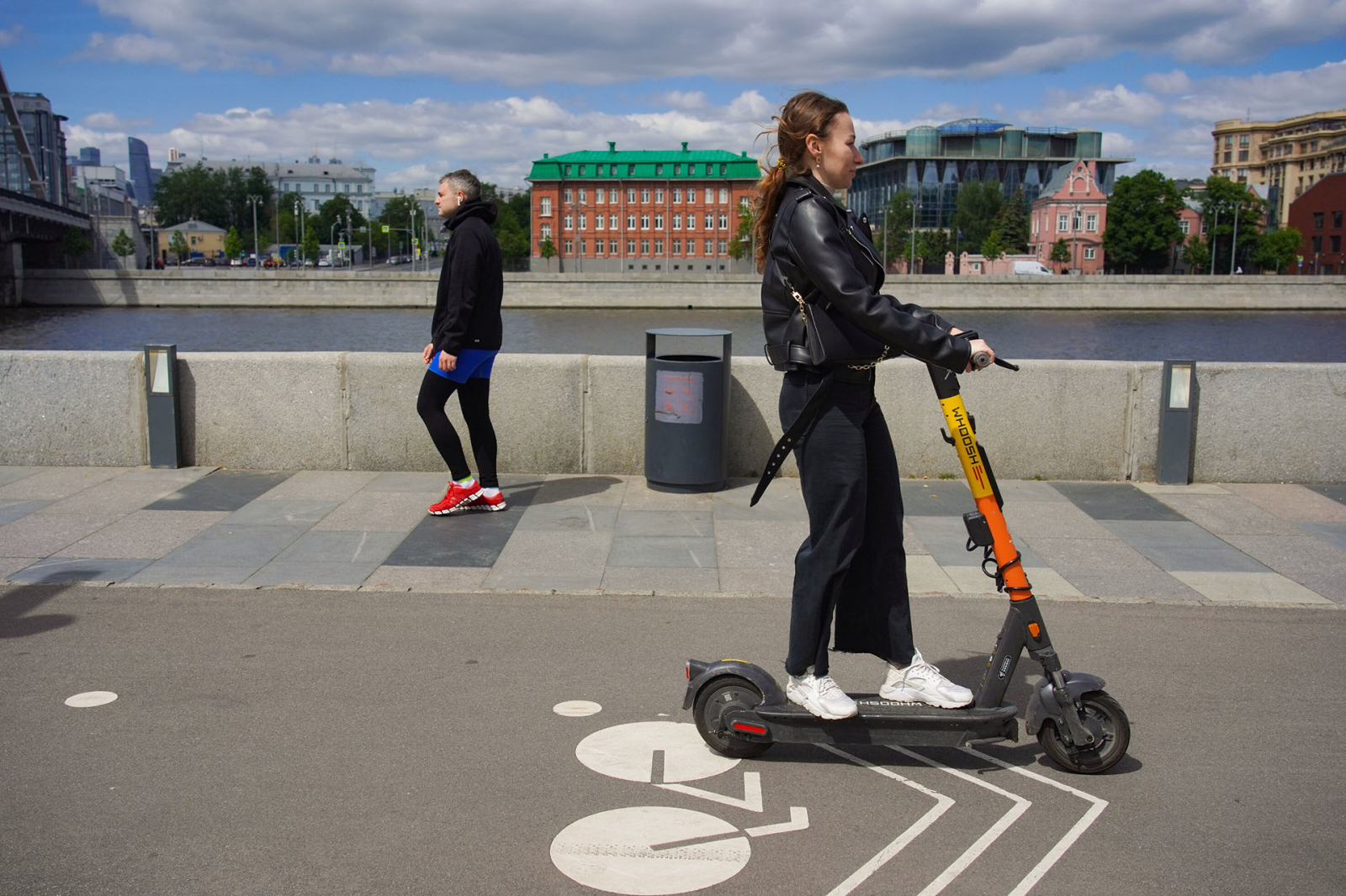 С января 2024 года все электросамокаты должны быть оборудованы кнопкой SOS